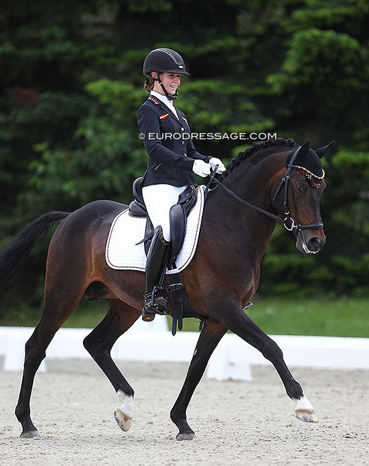 De Long, Pony Schoolmaster for Laura Martin