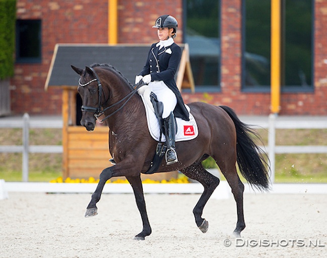 Danielle van Mierlo Fractures Fibula in Trailer Accident